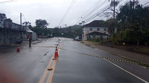Carro Bate Em Poste Bloqueia Rua E Deixa Quase 800 Casas Sem Luz Em