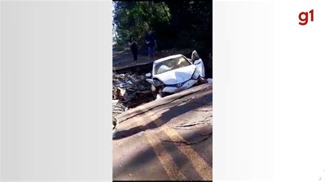Carro é engolido por buraco aberto há 4 meses em rua de Campo Grande