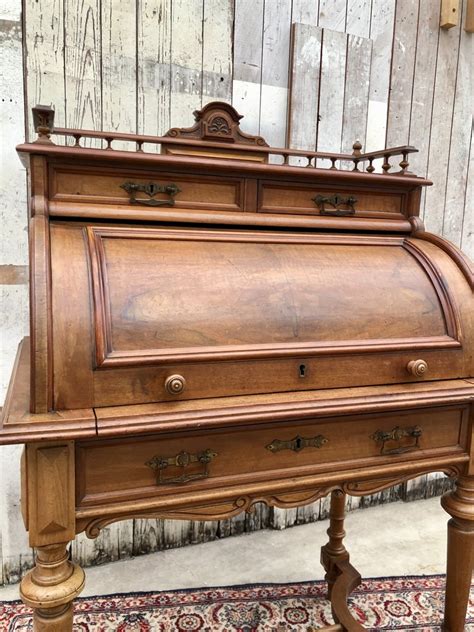 Escritorio holandés estilo renacentista de caoba década de 1870 en