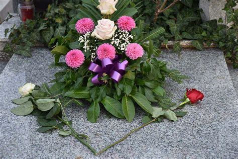 Wiązanki na Wszystkich Świętych Jakie kwiaty wybrać Sprawdź jak