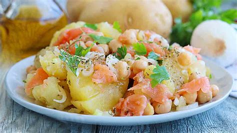 Salade de pois chiches au saumon fumé et aux pommes de terre légère et