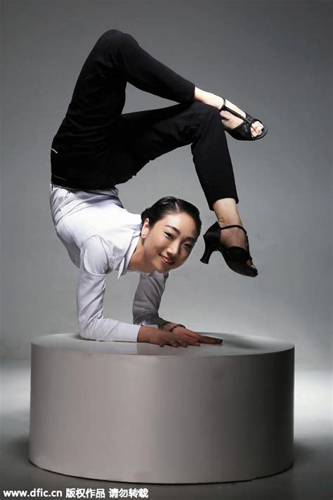 极限柔韧的性感 中国第一柔术美女刘藤演绎高难极致体位 每日头条