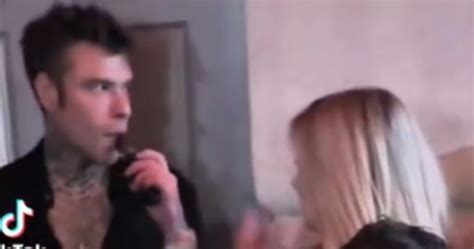 Fedez Pizzicato In Compagnia Di Una Bionda Nel Video La Frase Che