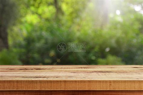 模糊的抽象绿色散景和木桌背景插画图片下载 正版图片402383166 摄图网