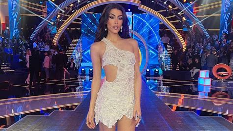 Giulia Salemi Al GF Vip Cambia Stile Abito Bianco Strappato E Maxi