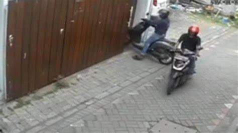 Aksi Santai 3 Maling Beraksi Di Kosan Siwalankerto Surabaya Curi 2