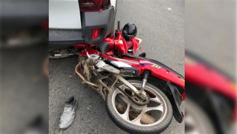 Motociclista Sofre Fratura Na Perna Ao Colidir Na Traseira De Carro