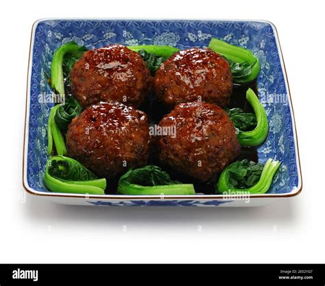 Chinese Lions Head Pork Meatballs Stewed In Soy Sauce Stock Photo Alamy