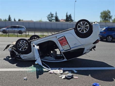 Wypadek 3 aut na trasie S2 Jeden samochód dachował