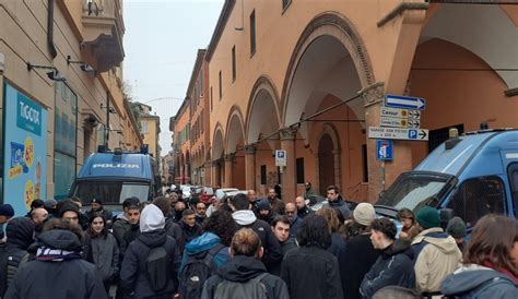 BOLOGNA In Corso Lo Sgombero Del Palazzo Occupato Dal Collettivo Cua