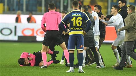 Eklat in der Türkei Ankaragücü Präsident Faruk Koca schlägt Schiri zu