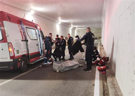 Motoqueiro morre após perder controle da moto em trincheira da rua