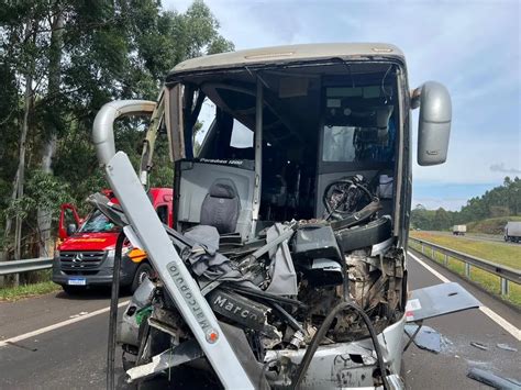 Colisão entre caminhão e ônibus que transportava pacientes deixa