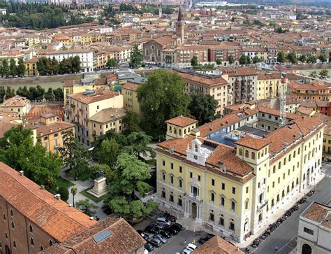 Giovane Cameriere Pestato A Sangue In Pieno Centro Da Una Banda Di