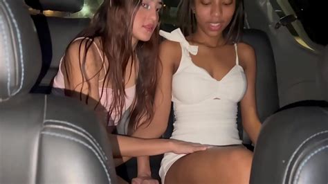 Mi Hermanastra Me Pone Cachonda En Un Taxi Y Me La Follo Cuando El Conductor Se Baja A Llenar El