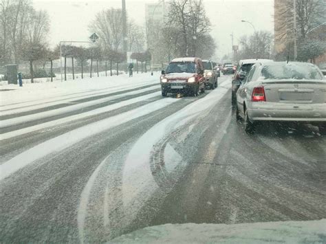 Trudne warunki do jazdy w Rzeszowie Pada gęsty śnieg ZDJĘCIA Nowiny