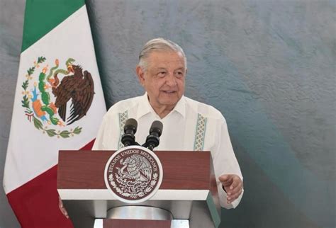 AMLO califica portazo de normalistas como una vulgar provocación