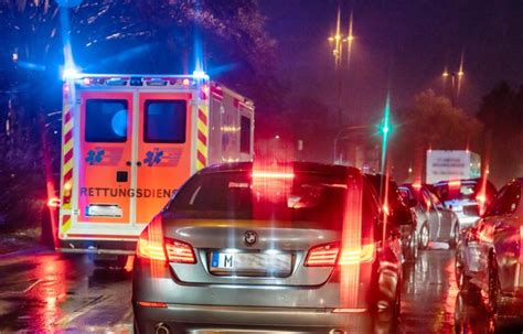 Kleinwagen und SUV krachen in München zusammen E Call alarmiert Retter