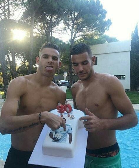 Theo Hernandez Nudo Il Terzino Arriva Al Milan Le Foto Tuttouomini