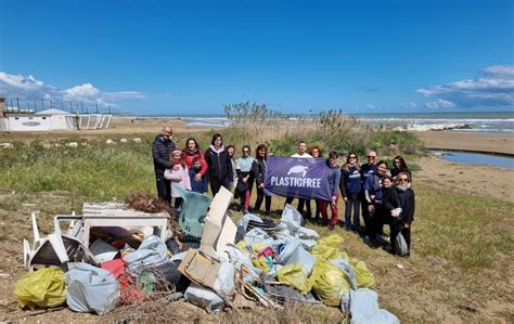 Plastic Free Il Maltempo Non Ferma I Volontari Raccolti 1150 Kg Di