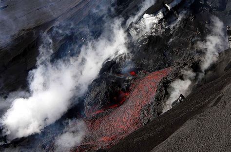 Etna La Colata Lavica Tracima La Valle Del Leone E Si Riversa In
