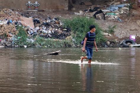 Migrantes aprovechan sequía del río Suchiate para cruzar de
