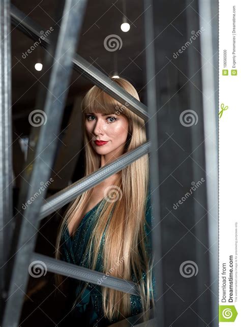 Blonde Atractivo Hermoso De La Mujer En Vestido Chispeante Verde