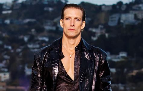 Iván de Pineda volvió a desfilar para Versace luego de 30 años GENTE