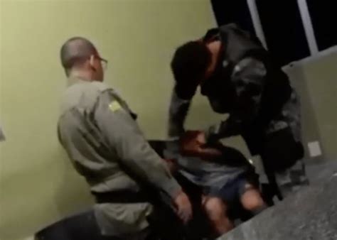 PMs são flagrados torturando e agredindo preso veja vídeo