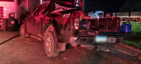 Motorista perde controle e bate em caminhão após ser atingido por