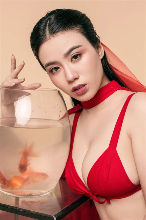 Hot Showbiz H M Nay Linh Miu M C Bikini C T X Khoe Ng C Kh Ng