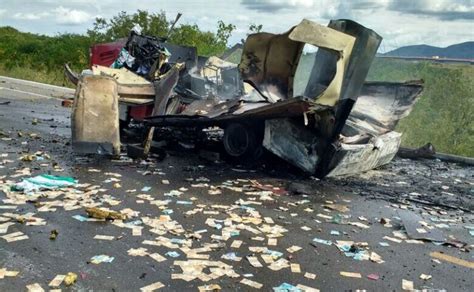 Vídeo bandidos param carro forte veículo explode e dinheiro voa pela