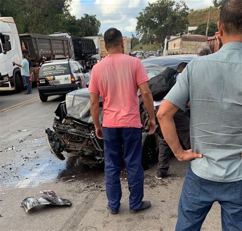 Acidente Entre Carro E Caminh O Deixa Homem Ferido E Complica Tr Nsito