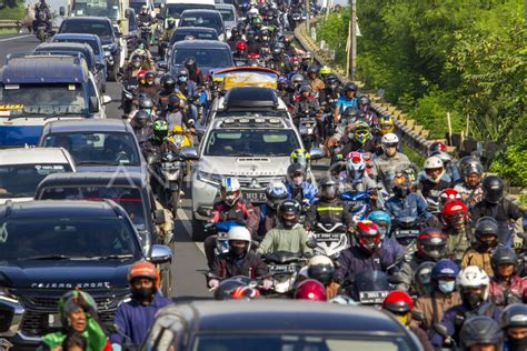 PUNCAK ARUS BALIK DI JALUR PANTURA ANTARA Foto