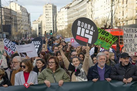 Elections En Serbie Des Milliers De Personnes Dans La Rue Pour