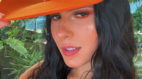 Ana Castela Rouba A Cena Ao Posar Biqu Ni Fininho Durante Viagem