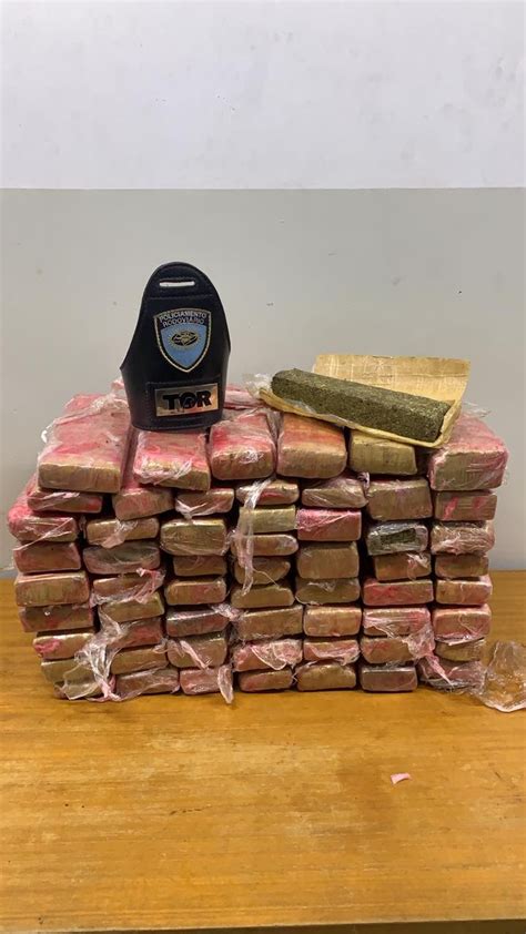 Dupla é presa após polícia apreender mais de 60 tabletes de maconha