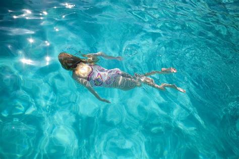 Natación De La Chica Joven En La Piscina Foto De Archivo Imagen De Zambullida Ganador 15377416