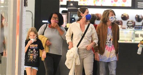 Filhos de Thiago Lacerda e Vanessa Lóes Gael e Pilar passeiam a