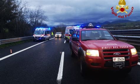Roma Incidente In Via Casilina Moto Travolge Pedone Un Morto E Un
