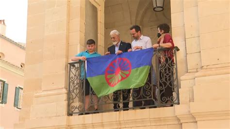IB3 Notícies Maó penja per primera vegada la bandera del poble gitano