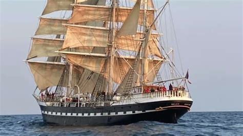 Magnifique arrivée du fameux Belem aux Sables dOlonne La foule des