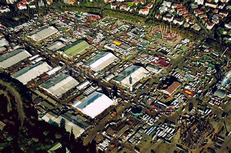 Luftaufnahme München Aufbauarbeiten am Festgelände des Münchener