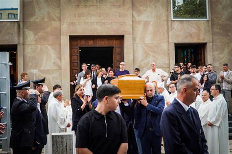 I Funerali Di Giulia Tramontano E Del Piccolo Thiago Rose Bianche