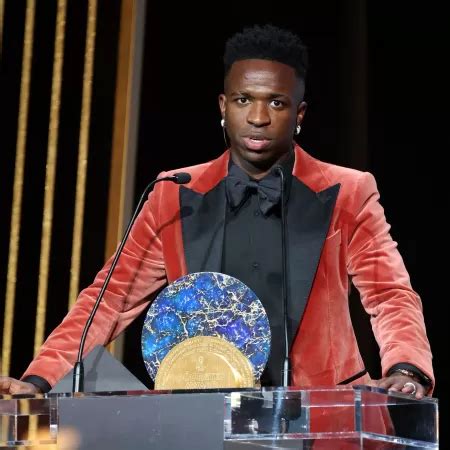 Vinicius Jr recebe Prêmio Sócrates na Bola de Ouro de Serviço Social