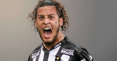 Atlético MG anuncia a contratação do lateral Guga ex Avaí