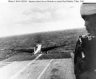 Japón ataca por sorpresa la base naval norteamericana de Pearl Harbor