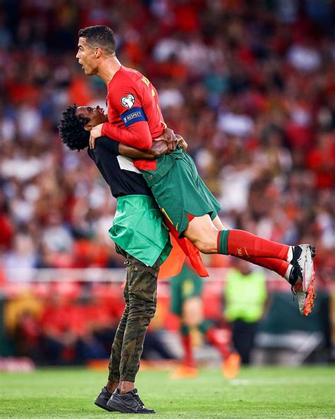 B R Football On Twitter Pitch Invader Just Had To Give Ronaldo A Lift