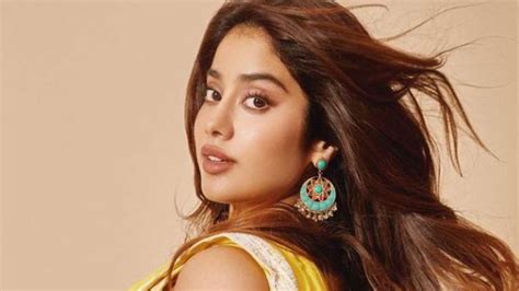 Janhvi Kapoor S Jaw Dropping Pics In Yellow Saree Go Viral Check Out