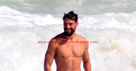 Cauã Reymond de sunga na praia exibindo volume
